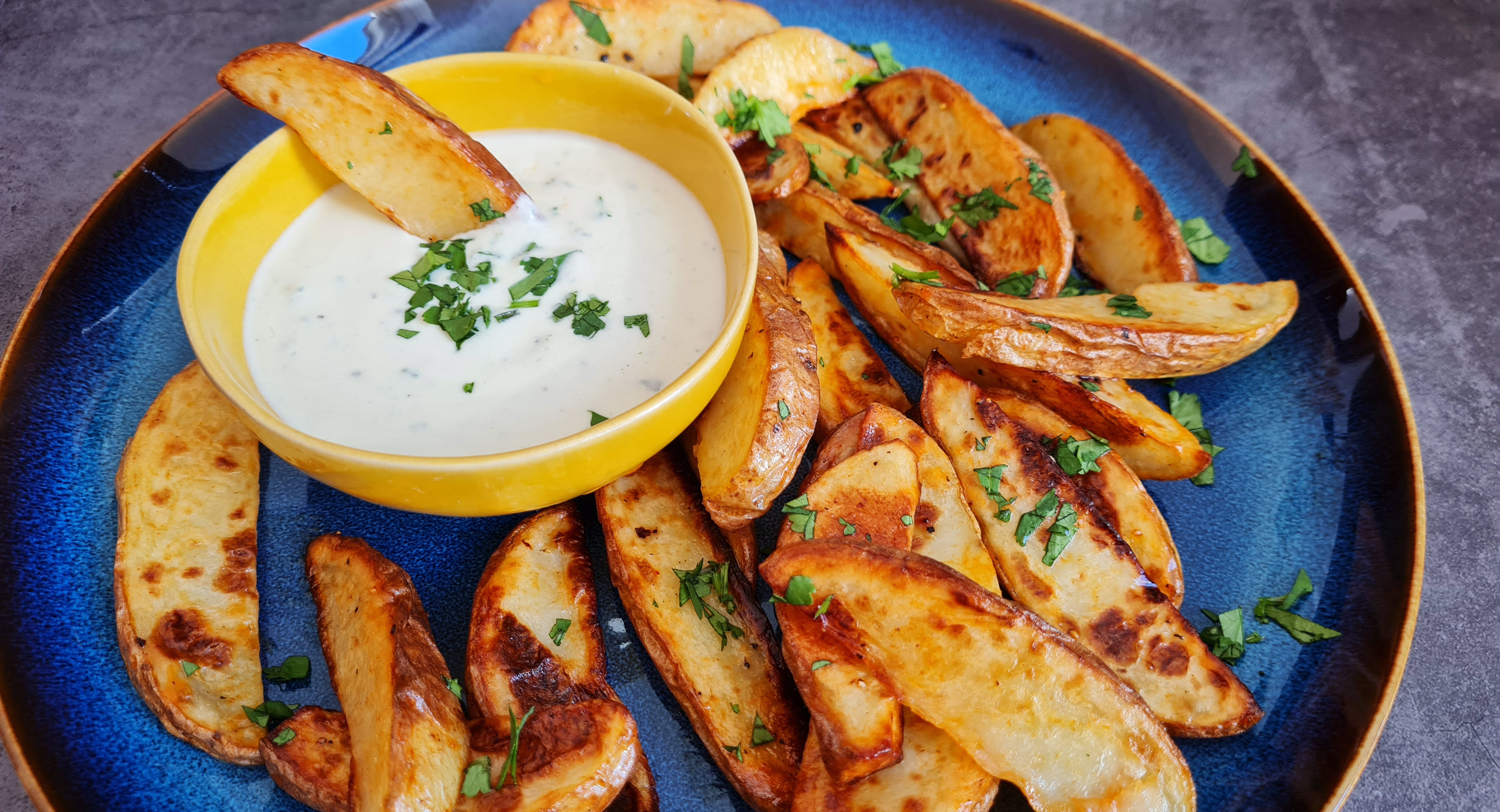 Roasted Buffalo potato wedges with blue cheese dip – Glasgow Foodelicious