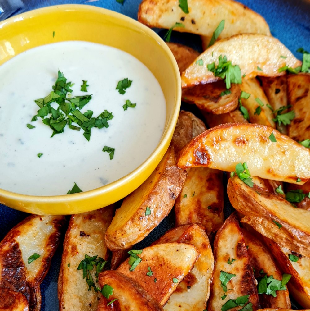 Roasted Buffalo potato wedges with blue cheese dip – Glasgow Foodelicious